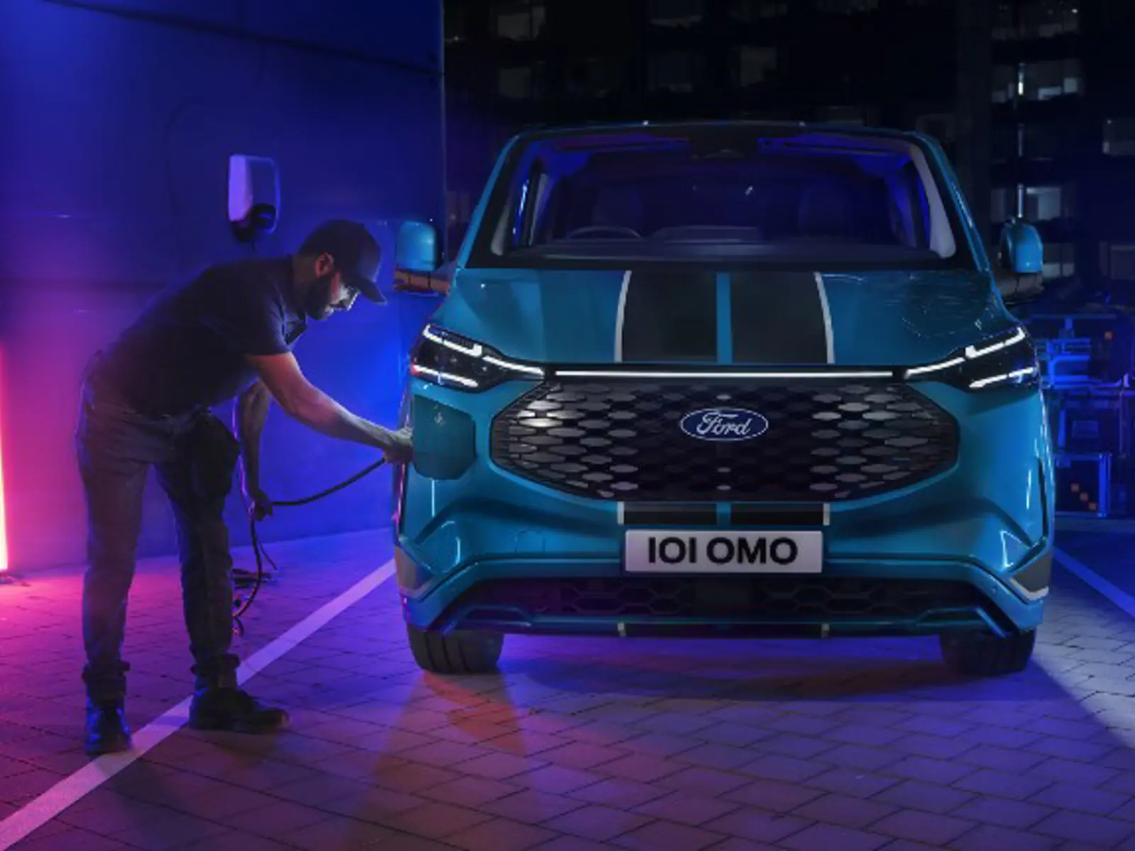 Ontdek nu de Ford E-Transit Custom bij Van der Burgh